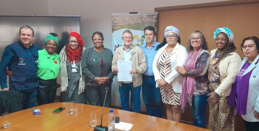 Prefeito Vanazzi recebe deputada federal Reginete Bispo para anunciar ...